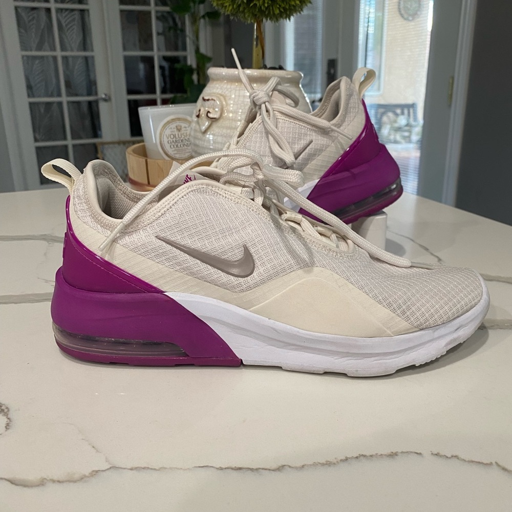 Nike Air Max Motion 2 Women’s Snickers Size 9.5 - Gem
